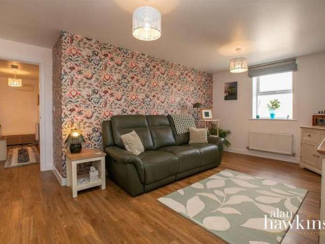 2 bed flat for sale