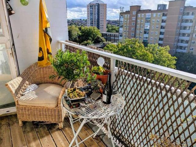2 bed flat for sale