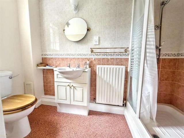 2 bed flat for sale