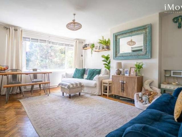 2 bed flat for sale