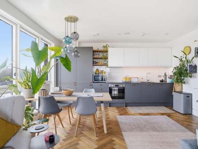 2 bed flat for sale