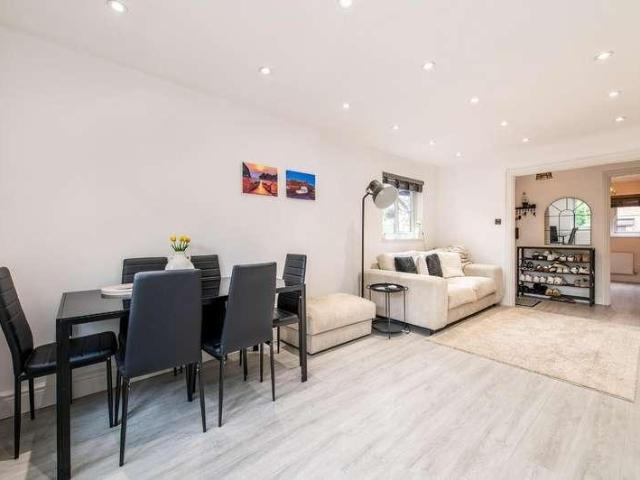 2 bed flat for sale