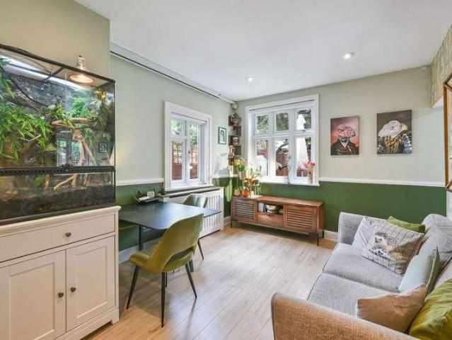 2 bed flat for sale