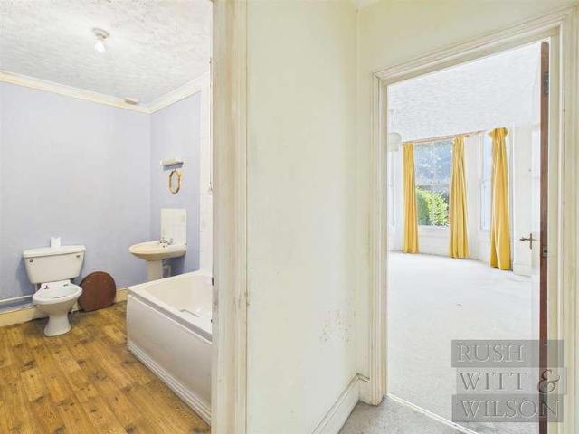 2 bed flat for sale