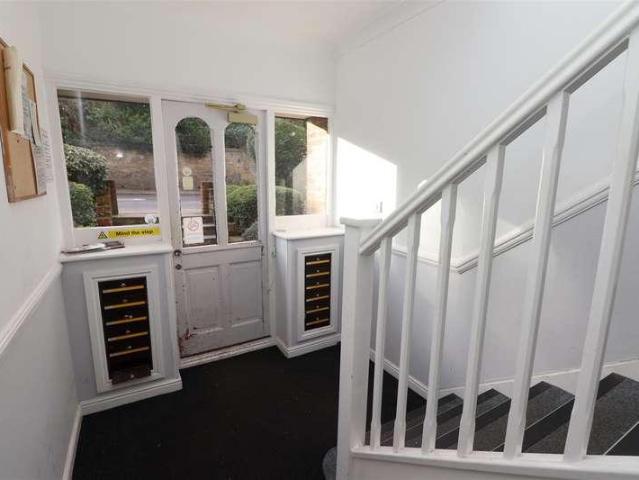 2 bed flat for sale