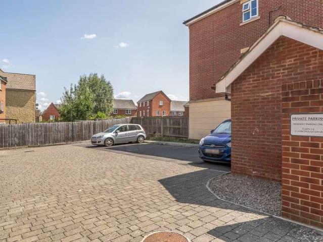 2 bed flat for sale