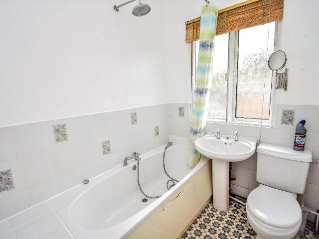 2 bed flat for sale
