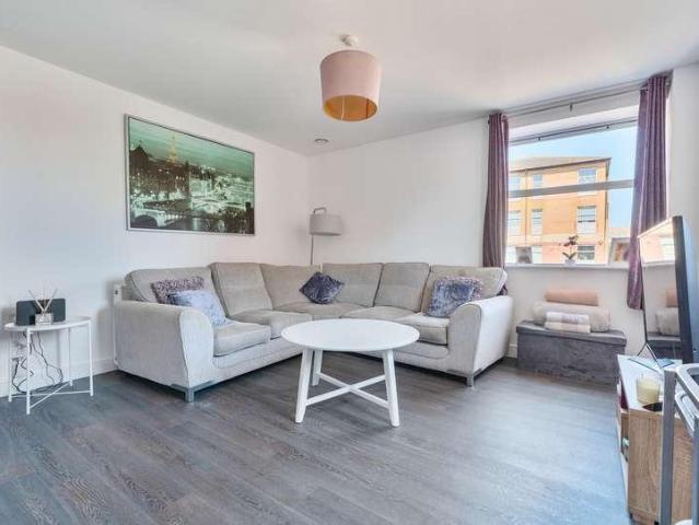 2 bed flat for sale