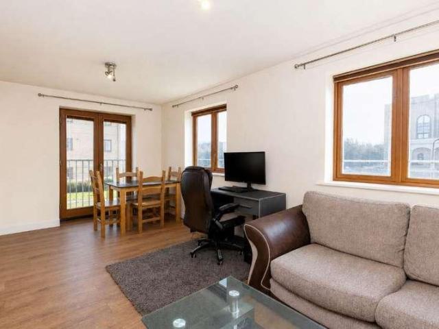 2 bed flat for sale