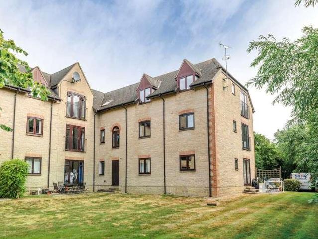 2 bed flat for sale