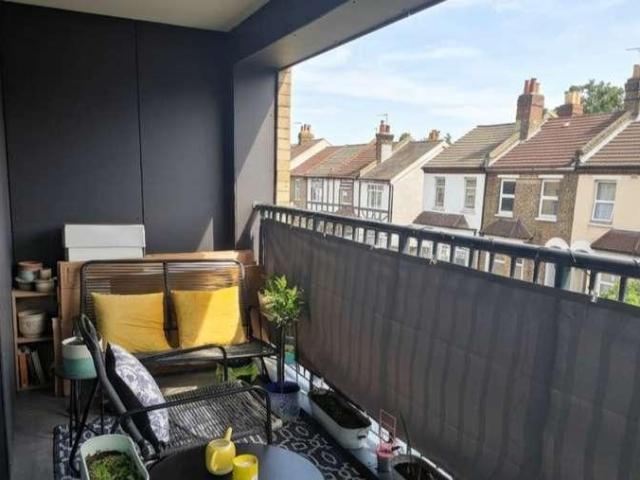 2 bed flat for sale
