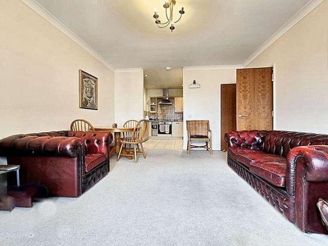 2 bed flat for sale