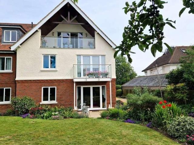 2 bed flat for sale