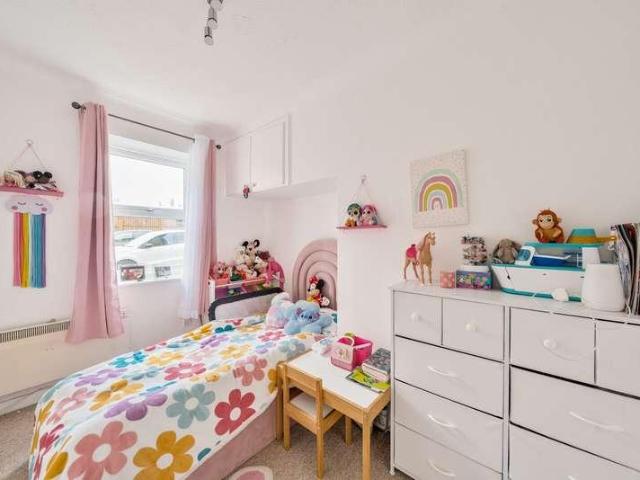 2 bed flat for sale