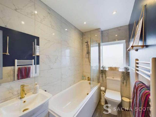 2 bed flat for sale