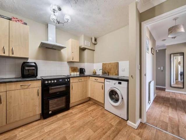 2 bed flat for sale