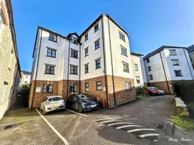 2 bed flat for sale