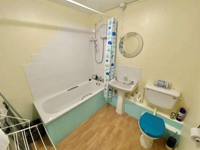 2 bed flat for sale
