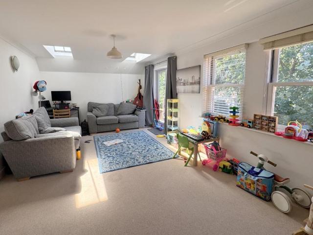 2 bed flat for sale