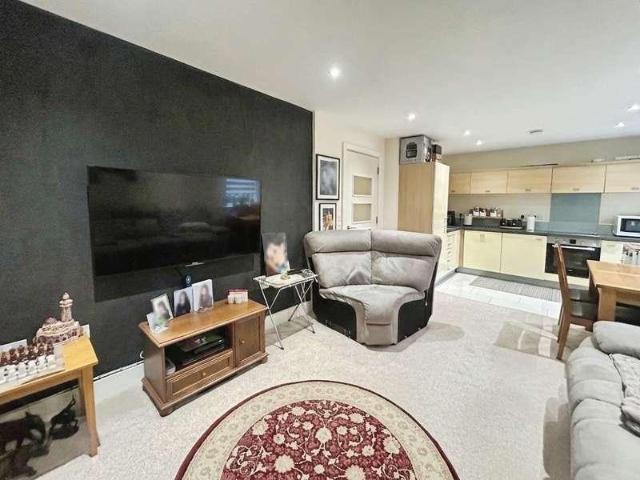 2 bed flat for sale