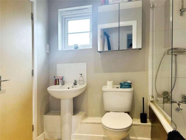 2 bed flat for sale