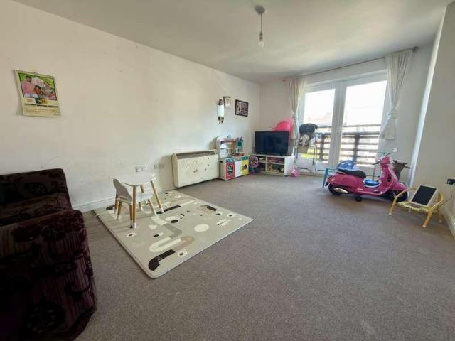 2 bed flat for sale