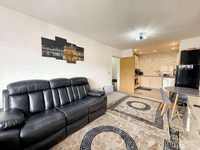 2 bed flat for sale