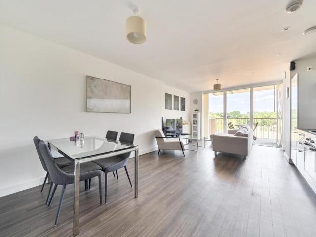 2 bed flat for sale
