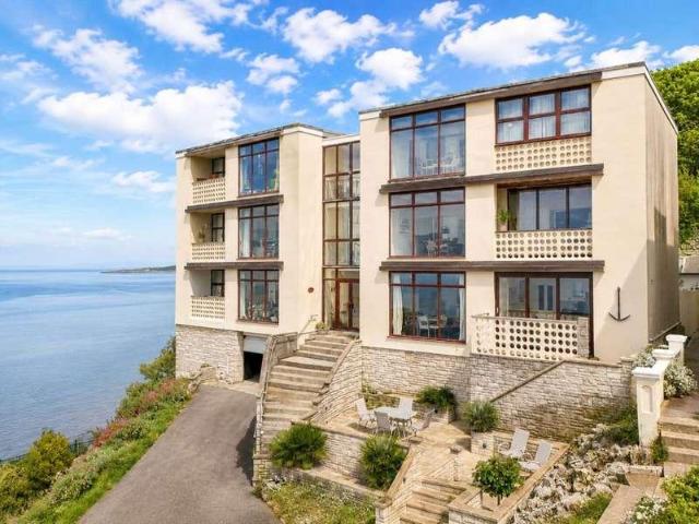 2 bed flat for sale