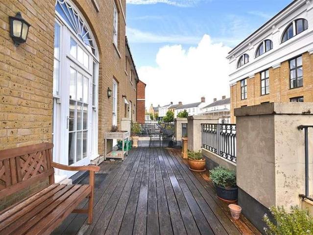 2 bed flat for sale