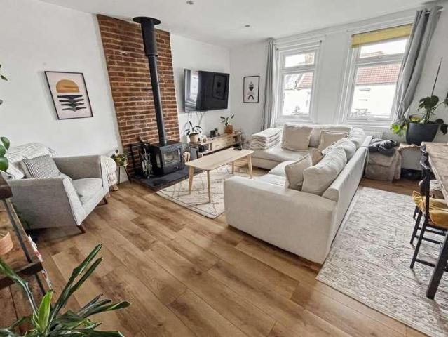 2 bed flat for sale