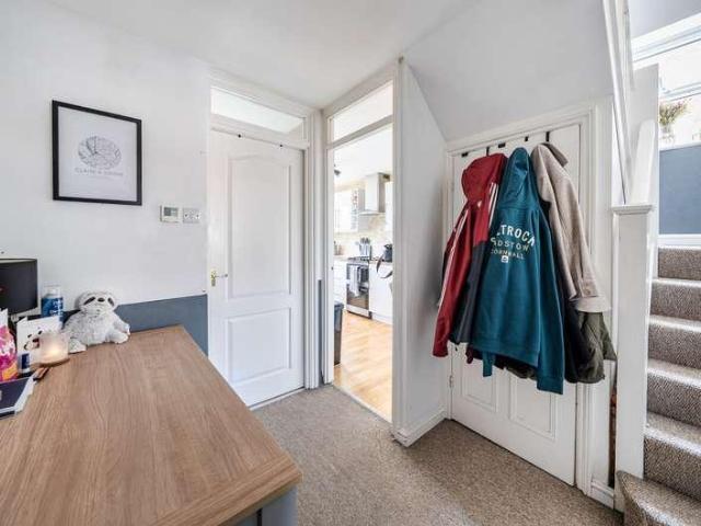 2 bed flat for sale