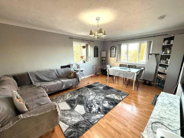 2 bed flat for sale