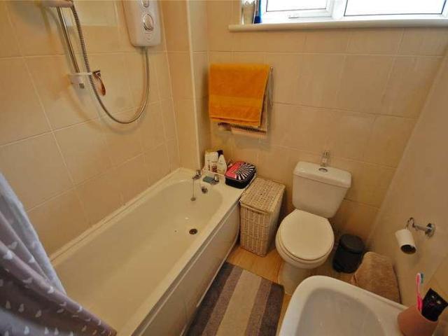 2 bed flat for sale