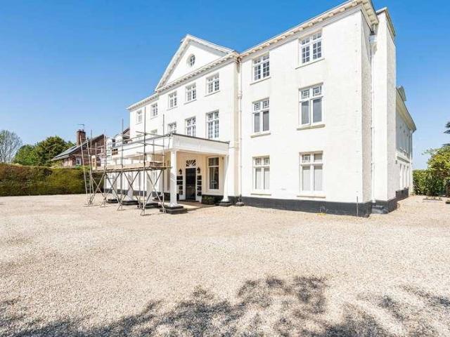 2 bed flat for sale