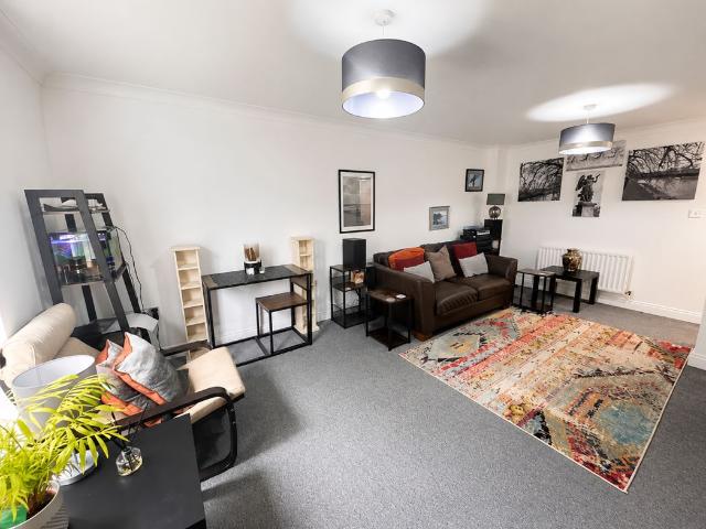 2 bed flat for sale