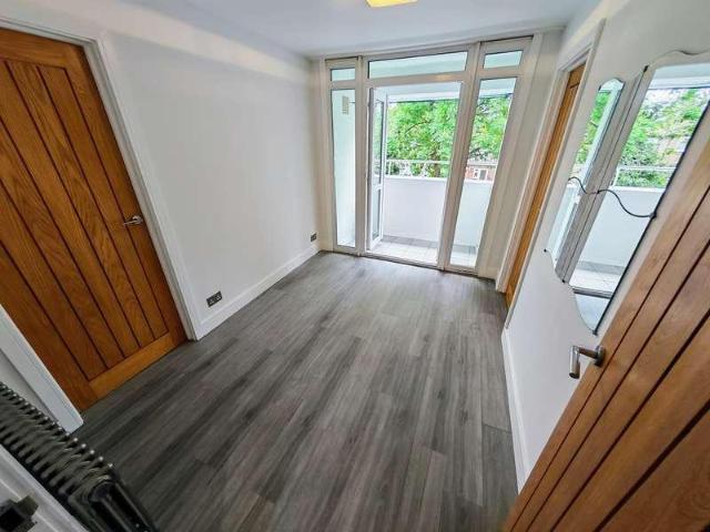 2 bed flat for sale
