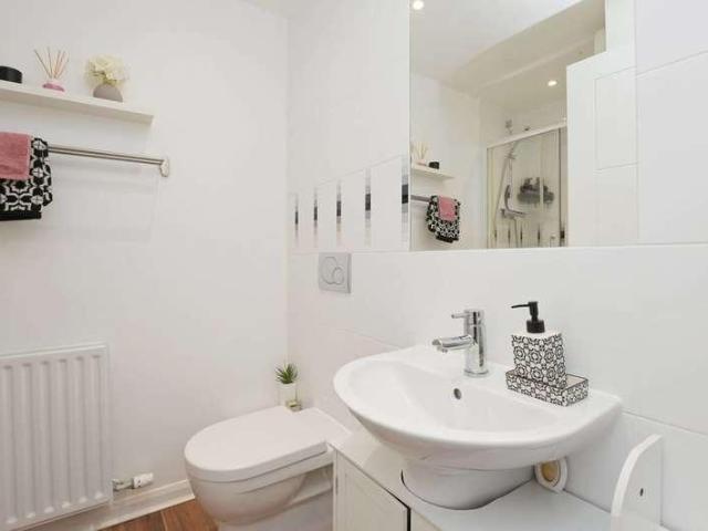 2 bed flat for sale