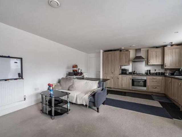2 bed flat for sale