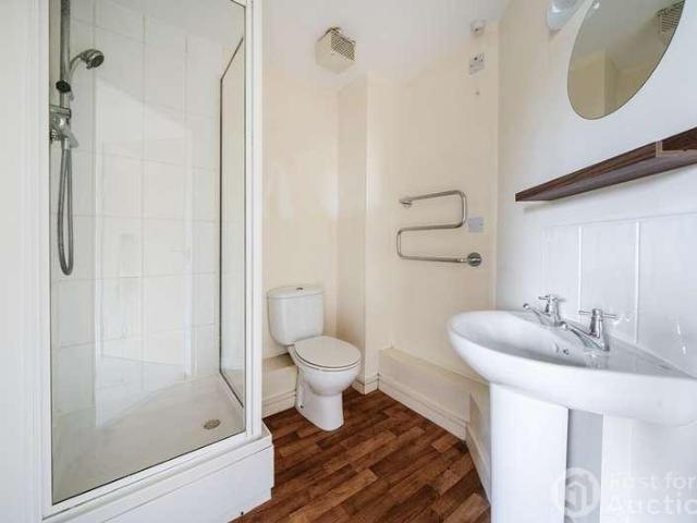 2 bed flat for sale