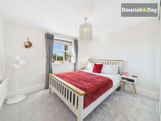 2 bed flat for sale