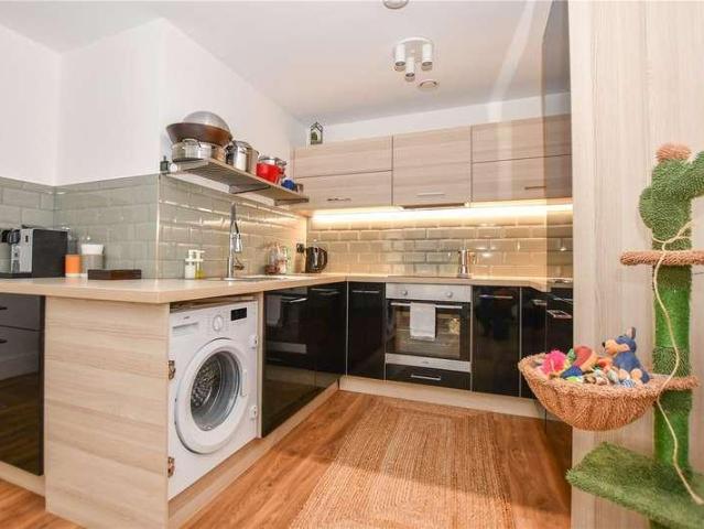 2 bed flat for sale