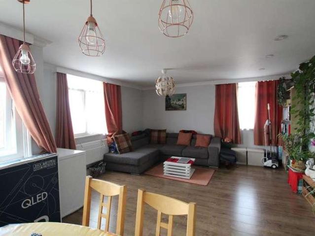 2 bed flat for sale
