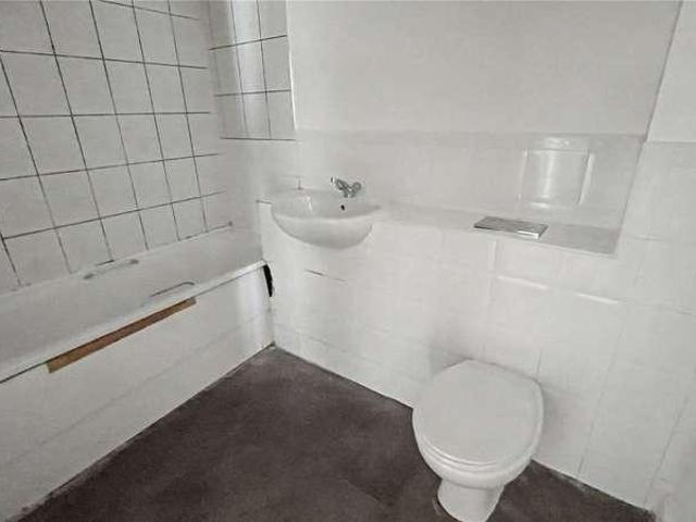 2 bed flat for sale