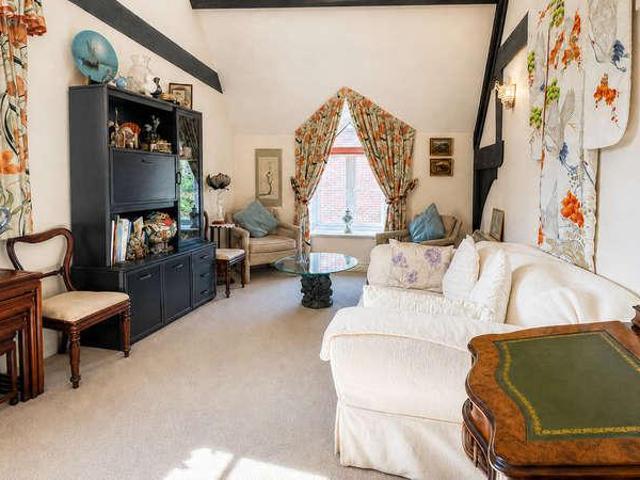 2 bed flat for sale