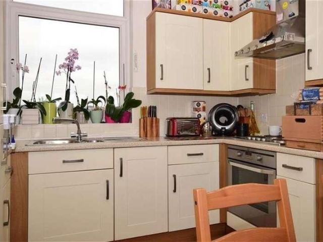 2 bed flat for sale