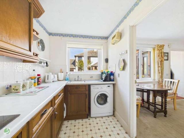 2 bed flat for sale