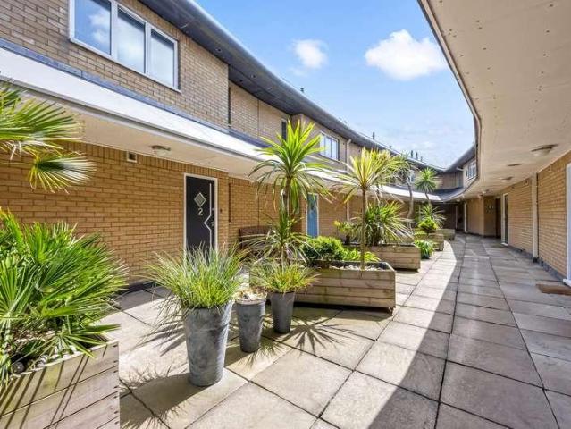 2 bed flat for sale