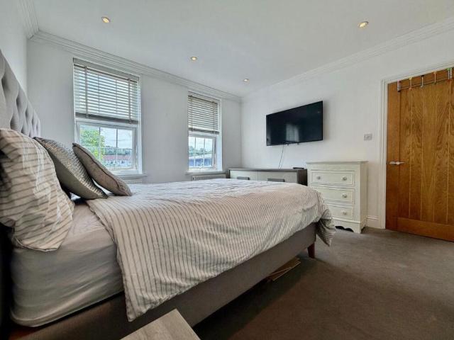 2 bed flat for sale