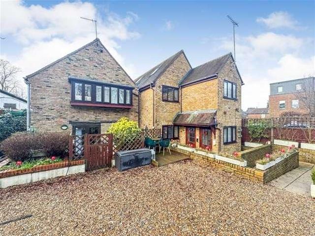 2 bed flat for sale
